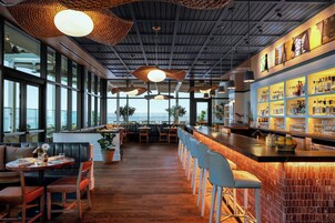 Saguão/lounge, vistas para o mar, aberto em determinados dias
