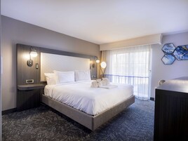 Quarto, 1 cama king-size | Cofre no quarto, secretária 