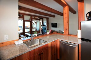 Apartamento em Condomínio Fechado, 1 quarto, vista para o oceano | Cozinha privada | Um frigorífico, um micro-ondas, um forno, uma placa de cozinha 