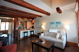 Apartamento em Condomínio Fechado, 1 quarto, vista para o oceano | Sala | TV de ecrã plano, lareira 