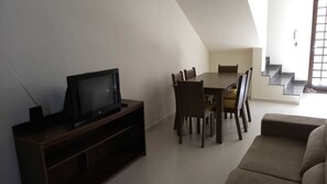 Casa de Férias Família, várias camas, não fumadores, Vista para a cidade | Sala de estar | Televisor de 33 polegadas com canais digitais