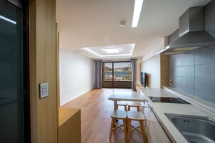 Condo tradicional (Extra person fee 10000 KRW upon C/I) | Cozinha privada | Micro-ondas em uma área comum