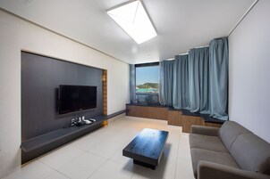 Apartamento em Condomínio Fechado, 2 quartos (Extra person fee 10000 KRW upon C/I) | Sala de estar | Televisor de ecrã plano de 42 polegadas com canais por cabo, televisor 