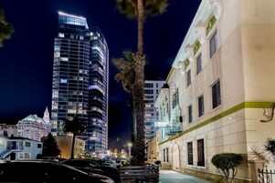 Fachada do alojamento (tarde/noite)