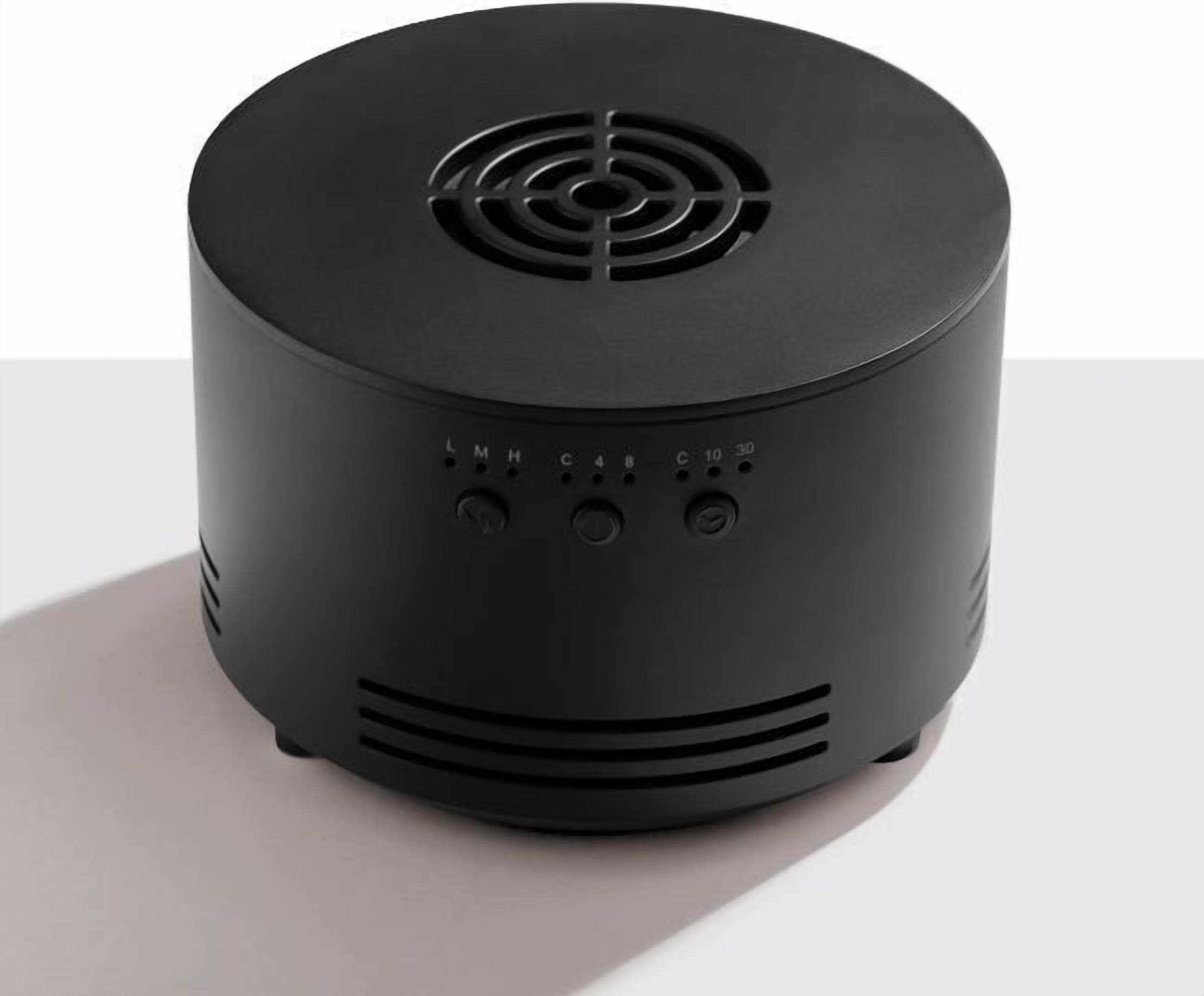 Um alto-falante cilíndrico preto, com botões de controle e fendas de ventilação.