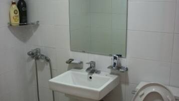 Um polibã, artigos de higiene pessoal grátis, um secador de cabelo