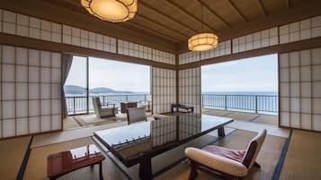 Quarto (Special JPN Western Style,NewBuilding) | Frigobar (abastecido com itens grátis), cofres nos quartos