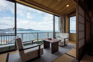 Quarto tradicional (Japanese Style, in the New Building) | Vista para praia/oceano