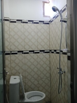 Quarto solteiro standard | Banheiro | Chuveiro 
