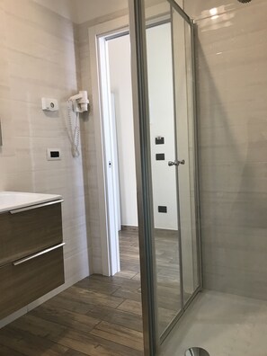Apartamento Comfort, várias camas, não fumadores, vista para o mar | 2 quartos, minibar, cofre no quarto, quartos insonorizados 