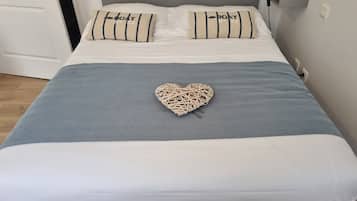 Quarto casal, acessível | 2 quartos, roupas de cama premium, individualmente decorados