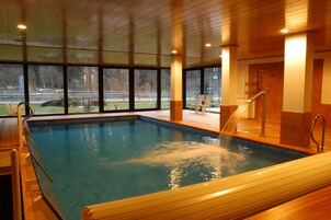 Piscina interior, espreguiçadeiras 