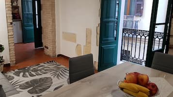 Apartamento Deluxe, 1 quarto, Vista para a cidade | Sala de estar | Televisor de ecrã plano de 43 polegadas com canais digitais, televisor