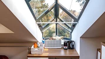 Quarto Duplo Básico | Sala de estar | Televisor de ecrã plano de 55 cm com canais por cabo