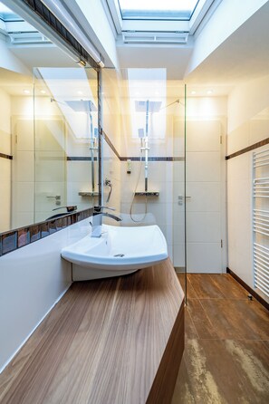 Suíte estúdio conforto, 1 cama de casal, cozinha americana | Cofres nos quartos, quartos à prova de som