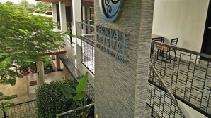 Um edifício com uma placa que diz 'FERNVALE LEISURE CLUB & RESORT'.