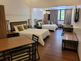 Quarto Familiar, várias camas, kitchenette, vista para a montanha | Minibar, cofre no quarto, secretária 