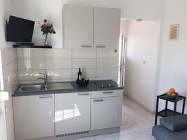 Apartamento clássico | Cozinha americana privada | Geladeira, cooktop, cafeteira/chaleira