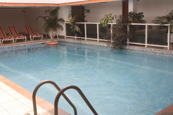 Piscina exterior, da(s) 6:00 à(s) 18:00, espreguiçadeiras