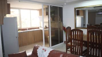 Apartamento Executivo, 2 quartos, não fumadores | Sala de estar | Televisor LED de 32 polegadas com canais via satélite, televisor