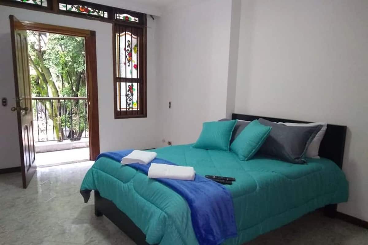 Quarto casal básico, 1 cama de casal, banheiro compartilhado | Ferros/tábuas de passar roupa, Wi-Fi de cortesia, roupa de cama
