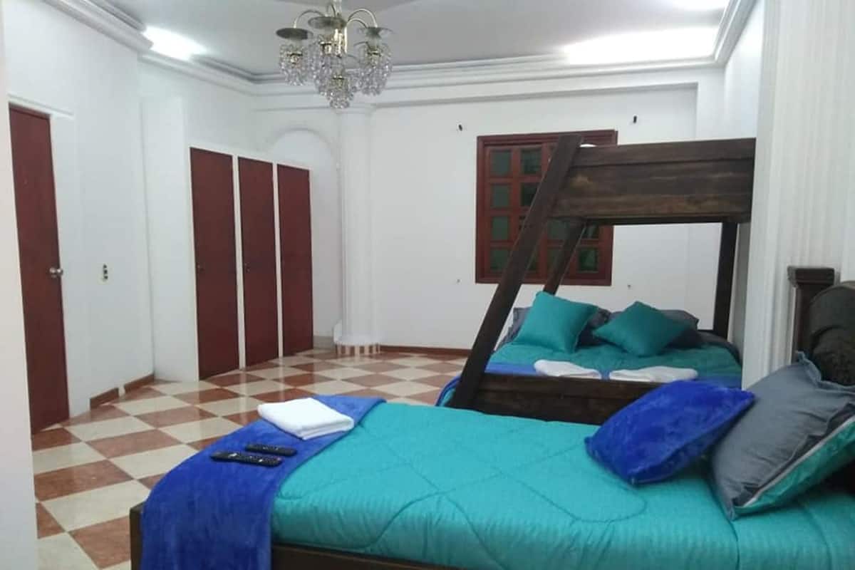 Quarto família | Ferros/tábuas de passar roupa, Wi-Fi de cortesia, roupa de cama