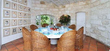 Uma placa de cozinha, utensílios de cozinha