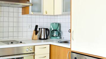 Apartamento (A2+2 No.2) | Cozinha privada | Um frigorífico, uma placa de cozinha, uma cafeteira/bule