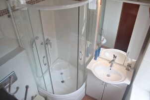 Apartamento (1) | Banheiro | Chuveiro, secador de cabelo, toalhas de banho 