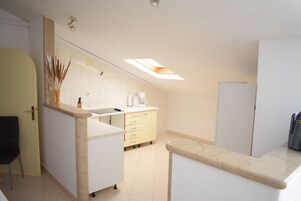 Apartamento | Cozinha americana privada | Geladeira, cooktop, lava-louças, cafeteira/chaleira