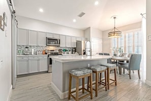Casa, 4 quartos (8020) | Cozinha privada | Um frigorífico, um micro-ondas, um forno, uma placa de cozinha 