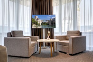 Suite, varanda, Vista para a cidade | Minibar, cofre no quarto, secretária, cortinas/cortinados opacos 