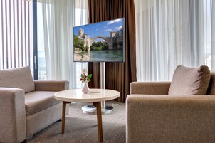 Suíte, sacada, vista para a cidade | Frigobar, cofres nos quartos, escrivaninha, cortinas blackout