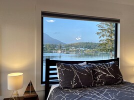 Quarto (Private Oceanfront Room with hot tub ) | 1 quarto, Wi-fi grátis, com decoração personalizada 