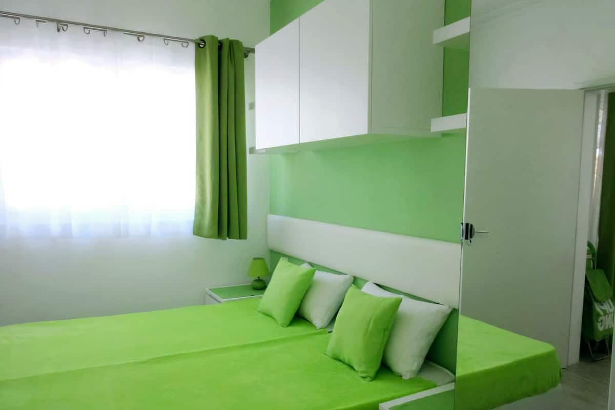 Suite Superior, terraço, vista para a piscina | Cofre no quarto, com decoração personalizada