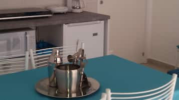 Suite Deluxe, terraço, vista para a piscina | Cofre no quarto, com decoração personalizada