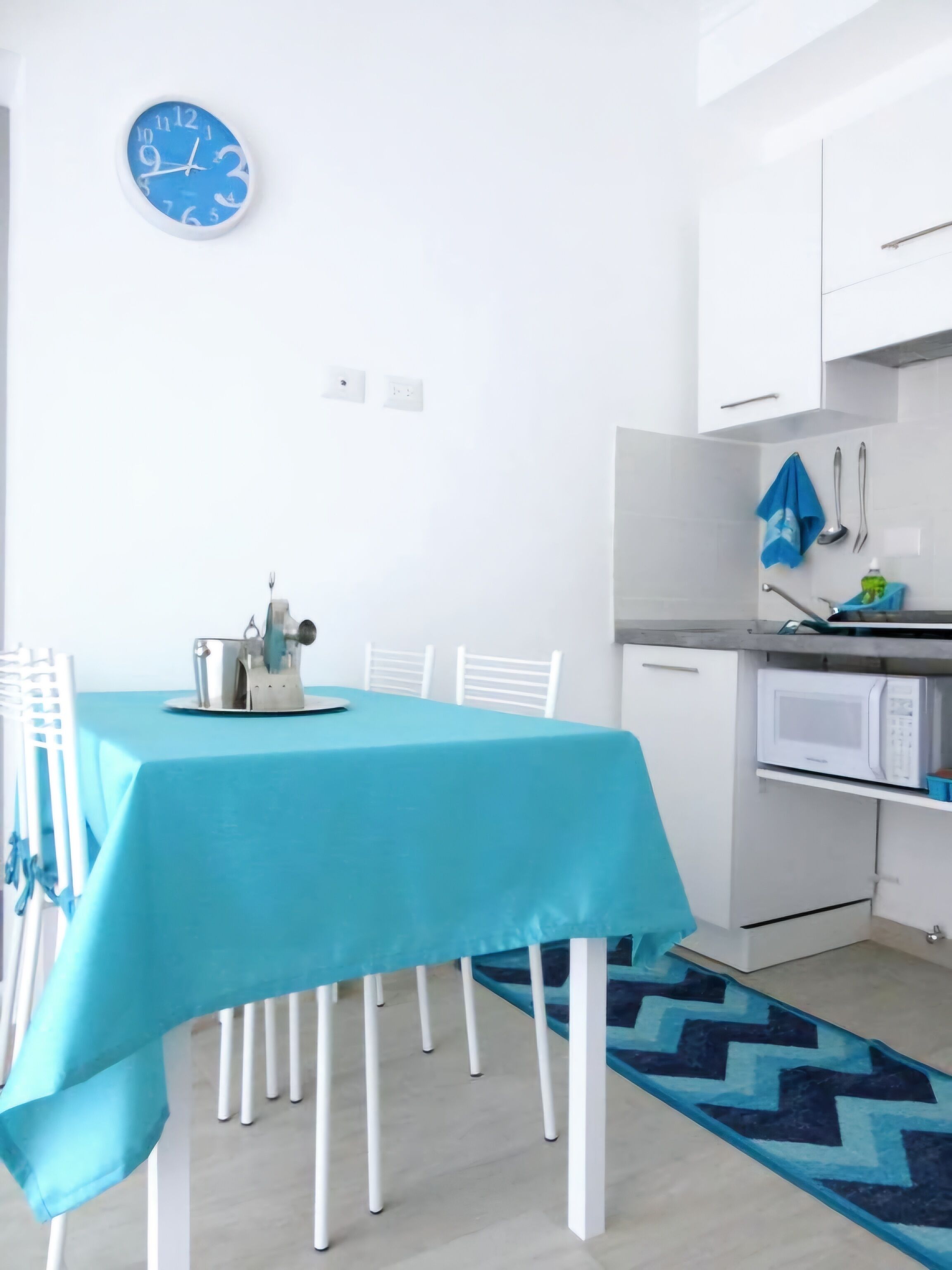 Suíte luxo, terraço, vista para a piscina | Área de estar | TV de tela plana