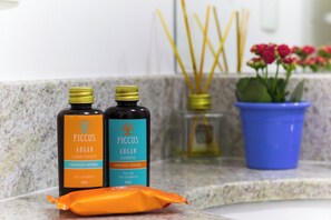 Apartamento | Banheiro | Chuveiro, produtos de toalete grátis, secador de cabelo