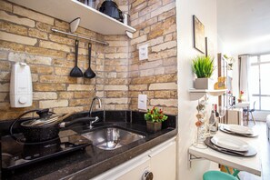 Apartamento | Cozinha privada | Geladeira, micro-ondas, cooktop, máquina de café expresso