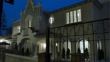 Fachada do alojamento (tarde/noite)