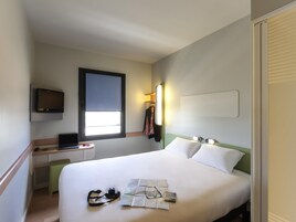 Quarto básico, 1 cama de casal | Quartos à prova de som, Wi-Fi de cortesia, roupa de cama