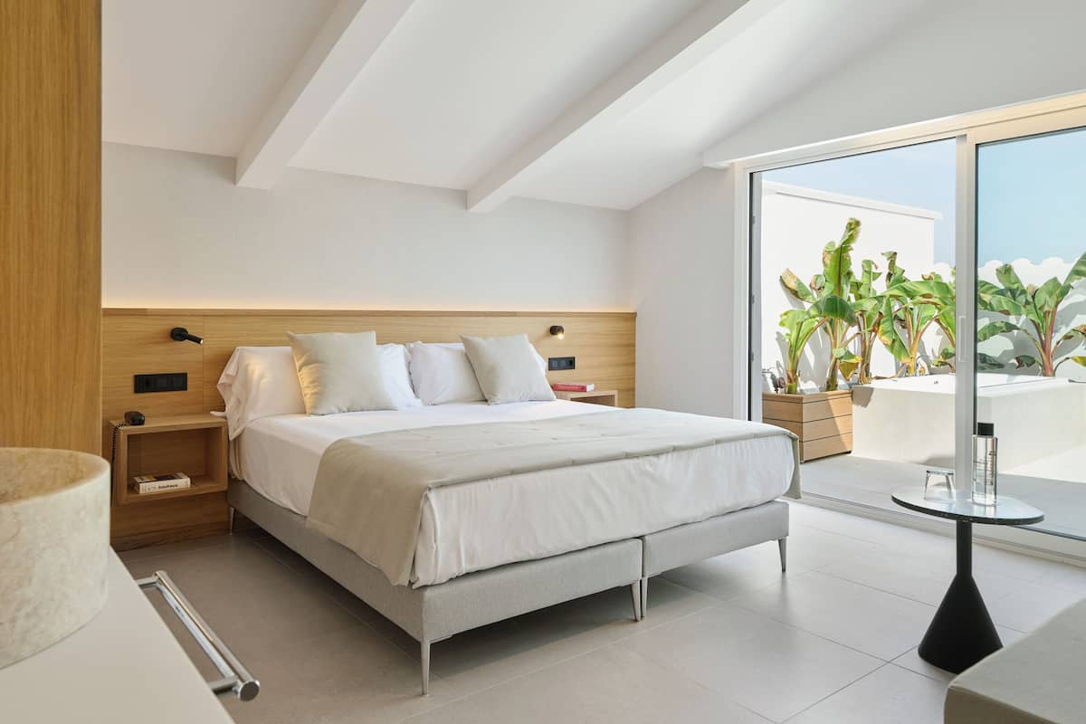 Quarto casal premium | 1 quarto, cofres nos quartos, escrivaninha, Wi-Fi de cortesia