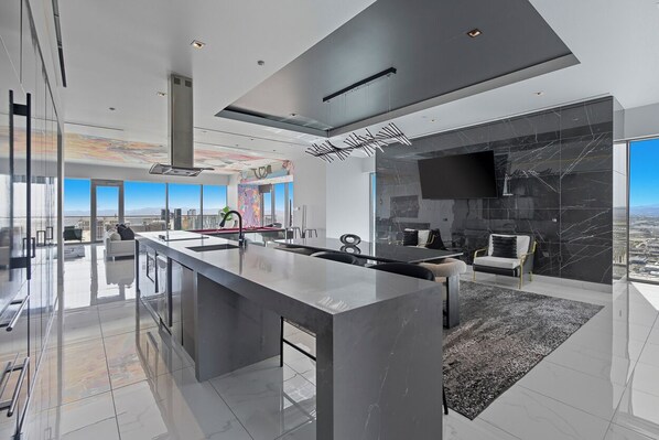 Penthouse de Luxo | Cozinha privada | Um frigorífico, um micro-ondas, um forno, uma placa de cozinha 