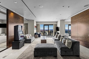 Luxurious Penthouse | Full Strip View! | Sala | Smart TV de 65 de polegadas com canais por cabo, televisor, lareira