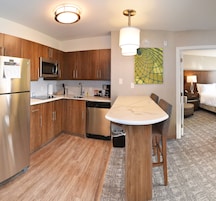 Suite, 1 quarto, cozinha | Cozinha privada | Um frigorífico/congelador grande, um micro-ondas, uma placa de cozinha