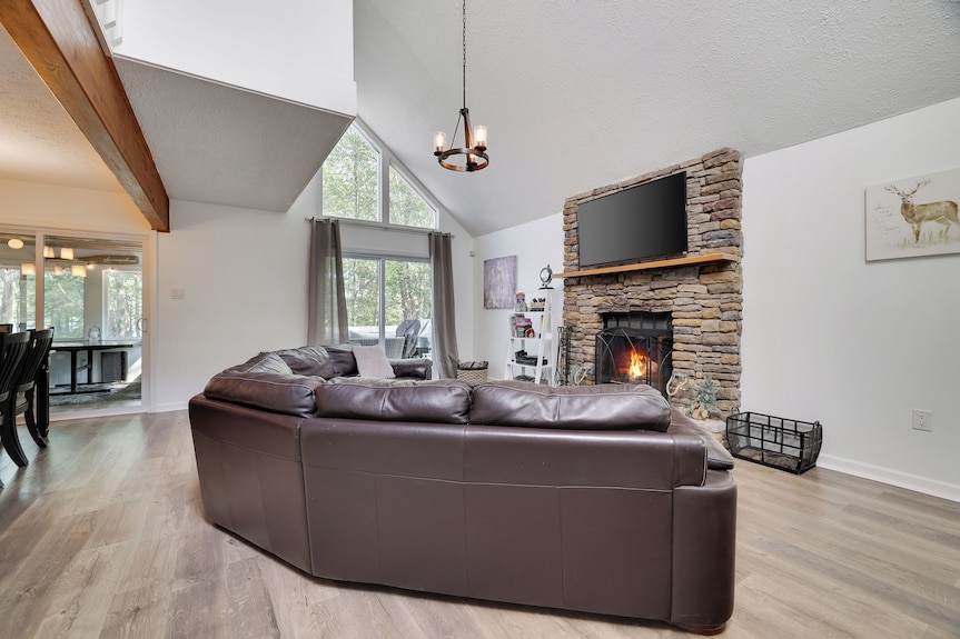 Lakefront Ski Chalet W/ Year-round Hot Tub Near Camelback - Pennsylvania