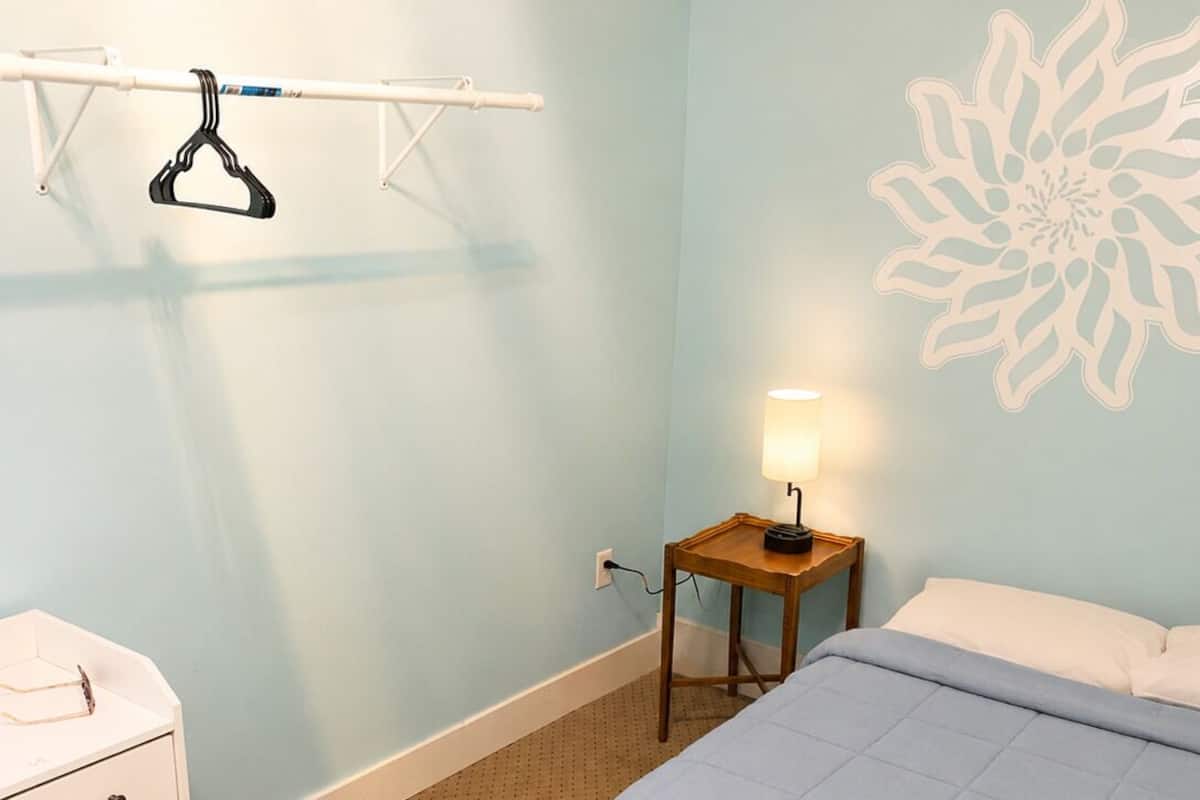 Quarto básico, em dormitório misto | Cortinas blackout, Wi-Fi de cortesia, roupa de cama