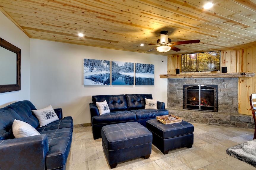 Tall Pine Chalet Lake Mountain Views Close Heavenly Ski Resort, Sleeps 8 - Nevada