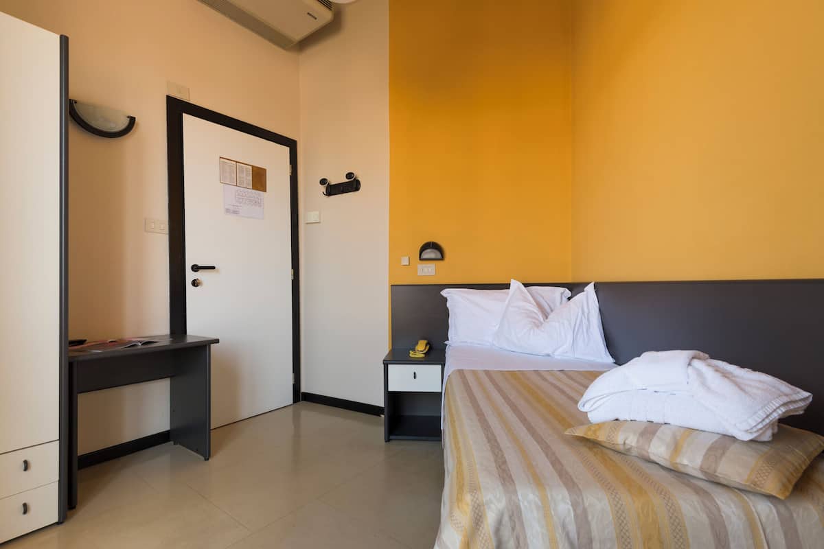 Quarto solteiro, sacada, vista para o mar | Cofres nos quartos, escrivaninha, Wi-Fi de cortesia, roupa de cama