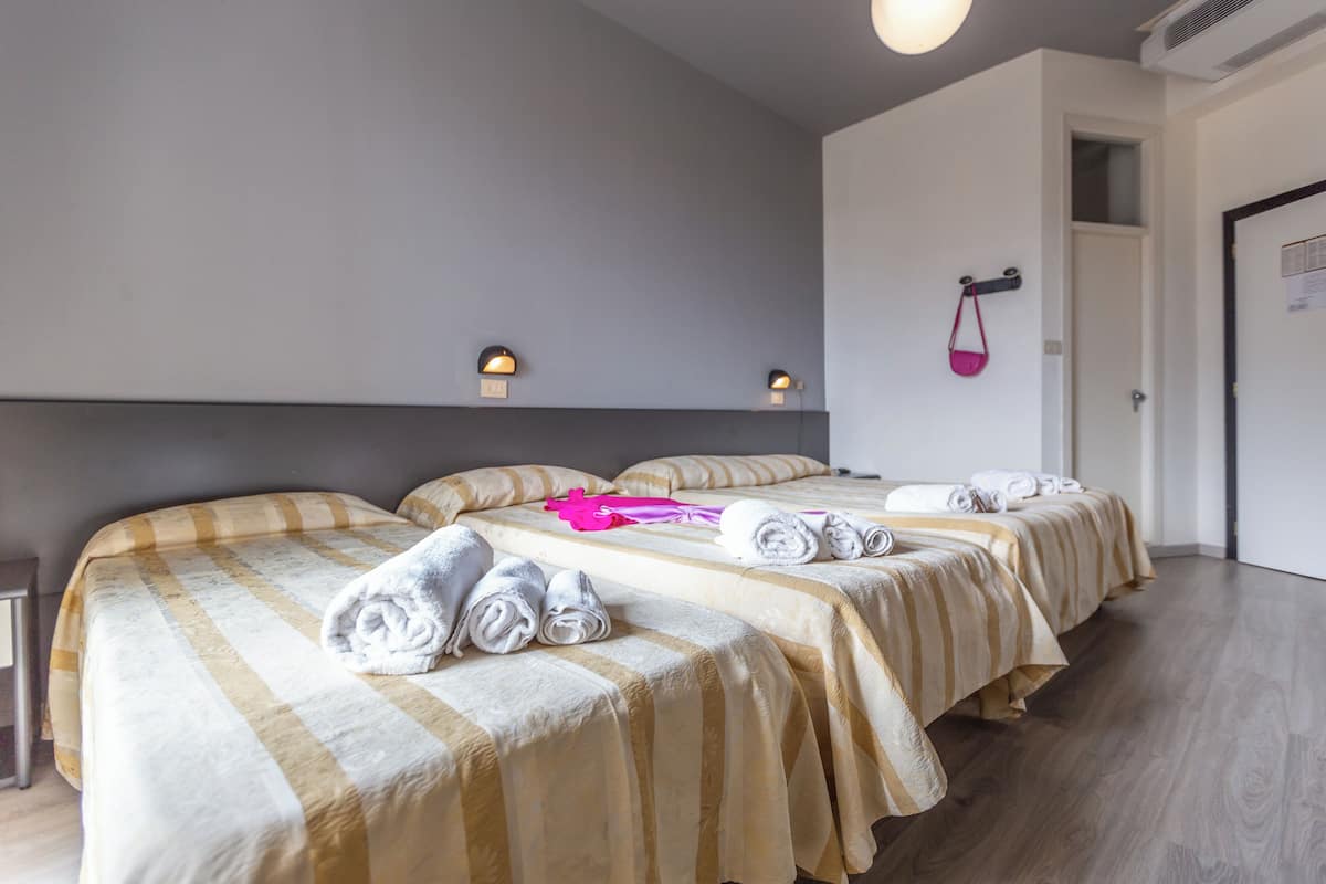 Quarto quádruplo | Cofres nos quartos, escrivaninha, Wi-Fi de cortesia, roupa de cama